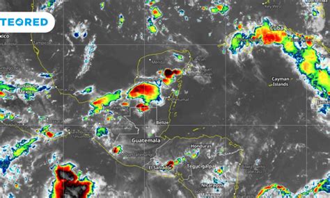 Tren De Ondas Tropicales Hacia La Península De Yucatán Con Acento