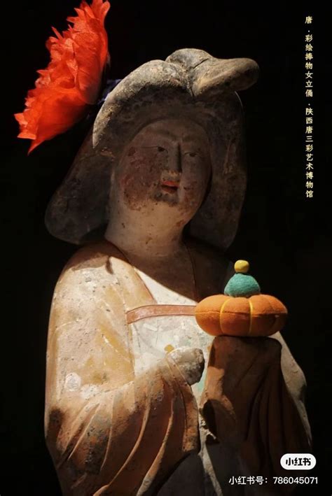 Chinese Tang Dynasty 618907AD Figurines 彩绘捧物女立俑