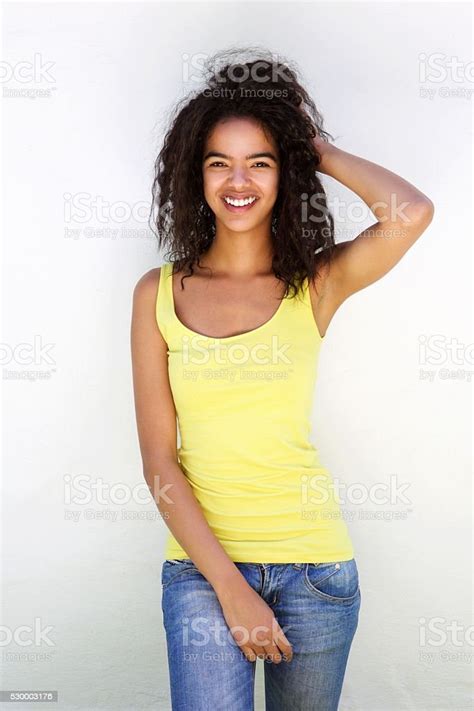 매력적인 혼합됨 레이스 여자아이 미소 백색 배경에 20 29세에 대한 스톡 사진 및 기타 이미지 20 29세 곱슬 머리