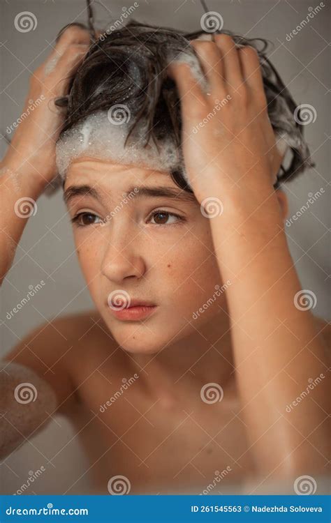 Adolescente Tomando Banho De Bolhas Imagem De Stock Imagem De Olho