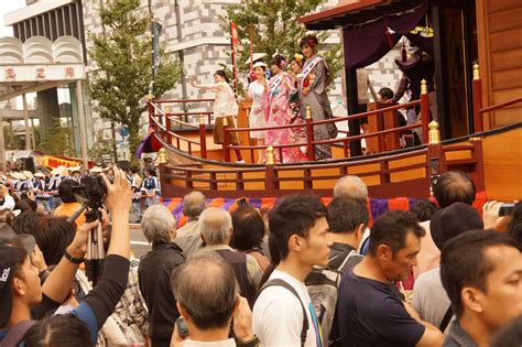 志舞 先日、多数のよさこいチームが集まって開催された「新春総踊り会」の時に、先生役として舞台で踊ってくれたのを動画で撮影してきました