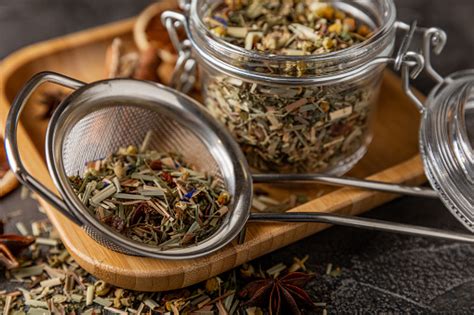 투명한 항아리에 녹차 잎이 든 허브 티 어두운 대리석 배경에 여과기에 차가 있습니다 차 Concepttop 전망 복사 공간면역 음료 0명에 대한 스톡 사진 및 기타 이미지