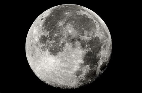Científicos arrojan luz sobre el origen de la Luna Plumas libres