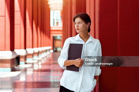 사업가 초상화 백인 여성 사업가가 비즈니스 종이 문서 소지자와 함께 야외에 서 있습니다 25 29세에 대한 스톡 사진 및 기타 이미지 25 29세 30 34세 갈색