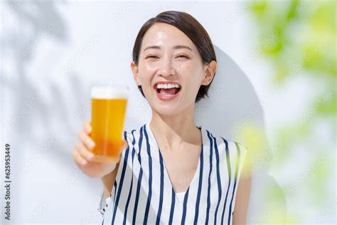 ビールを飲む女性 Foto De Stock Adobe Stock