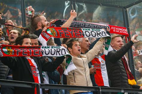 Supporters Verafschuwen Vuurwerkgeluiden Sneuneuzen In De Kuip Heel