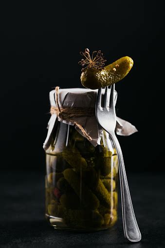 수제 통조림 검은 색 배경에 유리 항아리에 딜과 마늘을 양념 오이 거킨 겨울 야채 샐러드 발효에 대한 스톡 사진 및 기타 이미지 Istock