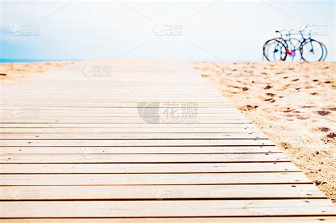 通往大海的木路的尽头。自行车公园。