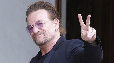 Bono De U2 Interpreta Running To Stand Still Para La Beneficiencia En