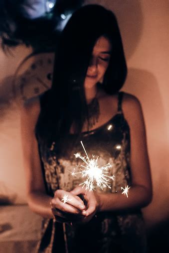 새해 복 설초와 메리 크리스마스 개념 불타는 스파클러 벵골 빛을 들고 아름다운 세련된 여자 텍스트의 공백입니다 불꽃 놀이 개념 빛나는 불꽃 12월에 대한 스톡 사진 및 기타