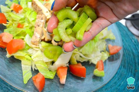 Ensalada de pollo con apio y queso crema Fácil