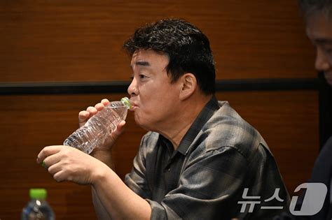 물 마시는 백종원 더본코리아 대표 뉴스1