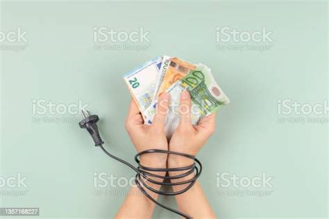 여성의 손은 전원 케이블 코드와 묶여 에너지 효율 전력 소비 전기 가격 상승 및 고가의 에너지 개념 전기 연료 및 전력 생산에