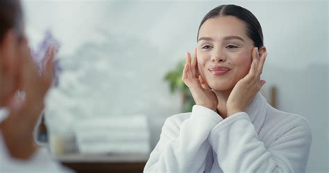 미소 거울 욕실에서 화장품 미용 피부과 건강을 위한 여성 여성 집 소녀 반사 메이크업 및 스킨케어와 트리트먼트 결과 및 청소 25 29세에 대한 스톡 사진 및 기타 이미지