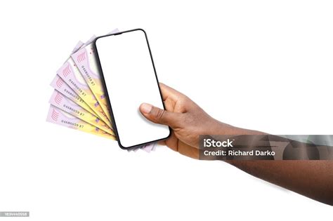 빈 화면과 중앙 아프리카 Cfa 프랑 지폐가 있는 휴대폰을 들고 있는 검은 손 Brand Name Smart Phone에 대한