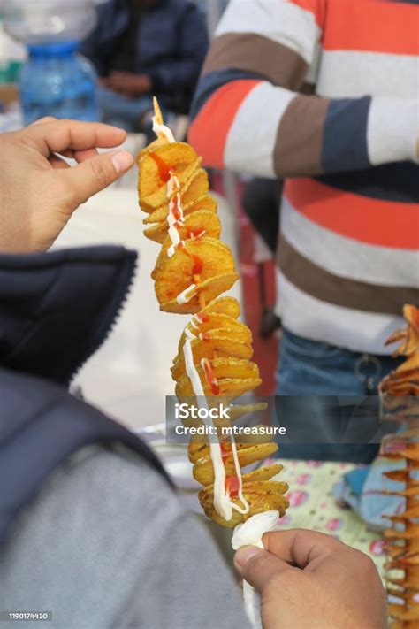 인도 길거리 음식을 먹는 이미지 감자 나선형 튀김 마요네즈와 케첩나무 꼬치 길거리 음식에 대한 스톡 사진 및 기타 이미지 길거리 음식 완전히 튀기기 감자 요리