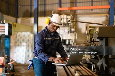 제조 공장에서 노트북 점검 및 제어 기계를 사용하는 안전 유니폼을 입은 남성 기술자 전문가 수리에 대한 스톡 사진 및 기타 이미지 수리 제조 기계 공학 Istock