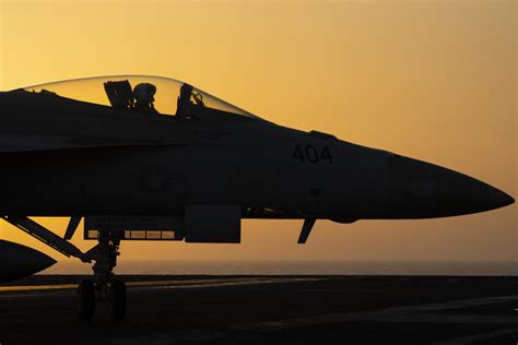 Deux Pilotes De Lus Navy Abattus Au Dessus De La Mer Rouge Lors Dun