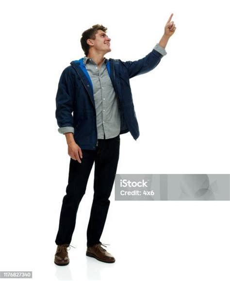 전체 길이 한 사람 한 사람 측면 보기 프로필 보기 2029 세 성인 잘 생긴 사람 갈색 머리 짧은 머리 백인 남성 젊은 남자 앞에 서 흰색 배경 시원한 태도 가리키는 서