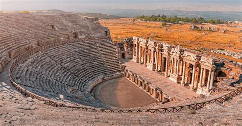 터키 파묵칼레 근처의 히에라폴리스 시에 있는 고대 그리스 원형 극장 불가사의와 여행 명소 아침 하늘 위의 열기구 사진 Unsplash의 원형 극장 이미지