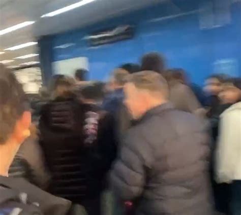 Tren Sarmiento A Las Piñas Arriba De La Estación Castelar