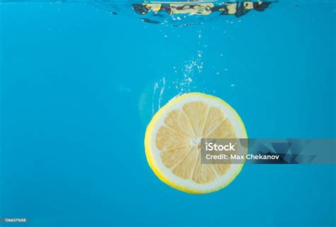 スプラッシュ青い背景と澄んだ水で新鮮なレモンをカット かんきつ類のストックフォトや画像を多数ご用意 かんきつ類 しずく しぶきを