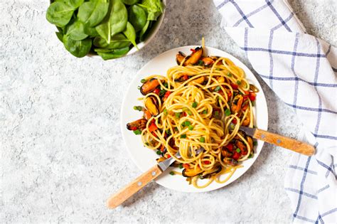 홍합을 곁들인 정통 이탈리아 해산물 스파게티 파스타는 가벼운 소박한 나무 테이블에 샐러드와 함께 제공 됩니다 평면도 0명에 대한 스톡 사진 및 기타 이미지 Istock