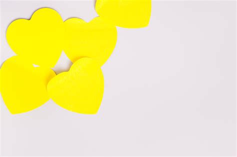 빈 광고 공간이있는 궁극적 인 회색 배경에 빈 조명 하트 모양의 노트 스티커 0명에 대한 스톡 사진 및 기타 이미지 0명 개념 긍정적인 감정 표현 Istock