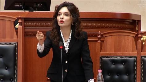 “njëri Ulëret Në Majë Të Pallatit Tjetri I Sulet Spak Ut Me Delir