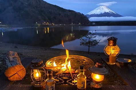 富士山と湖の絶景ロケーション！プライベート感あふれる温泉付きのレイクサイドキャンプ場 キャンプ情報メディア Lantern ランタン