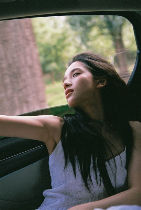 张婧仪一身白裙清纯可人 清风吹拂夏日气息十足 搜狐大视野 搜狐新闻