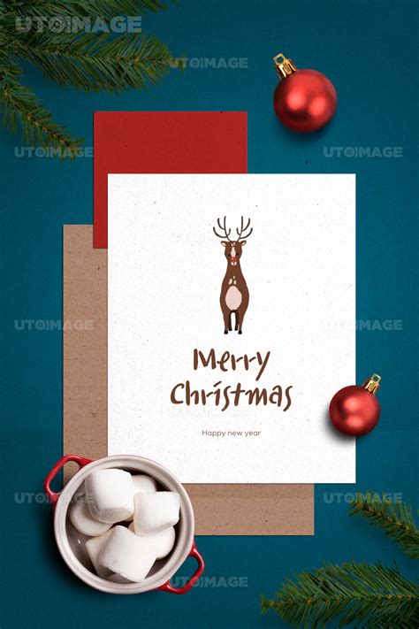 귀여운 사슴이 그려진 카드와 마시멜로우가 담긴 컵과 장식 볼이 있는 연말 초대장 비주얼 유토이미지 상세페이지 베이직샵 그래픽 21875063
