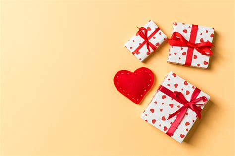 당신의 디자인을위한 빈 공간과 화려한 배경에 선물 상자와 빨간 섬유 마음의 휴일 구성 발렌타인 데이 컨셉의 탑 뷰 개념에 대한