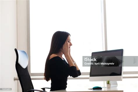 고통입니다 건강 의료 케어 Concep입니다 바탕 화면에 앉아 나쁜 느낌 증후군 증상 머리 통증에서 고통 하는 머리에 손을 잡고