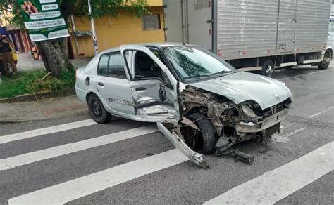 Motorista fica gravemente ferido após acidente no Bacacheri
