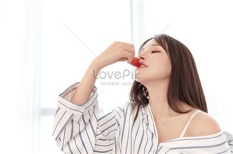 과일을 먹는 여성 사진 무료 다운로드 Lovepik