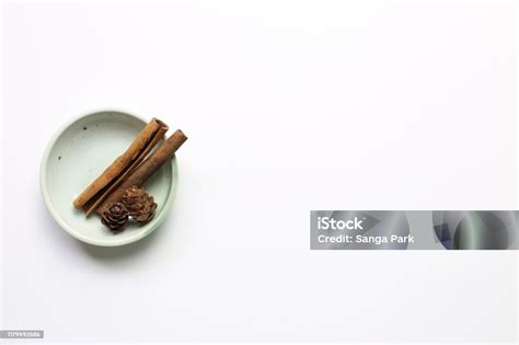소나무 콘과 계피는 흰색 배경에 그릇에 붙어 있습니다 가을 컨셉 0명에 대한 스톡 사진 및 기타 이미지 0명 12월 가을 Istock