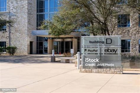 Paypal와 Ebay 로고가 새겨진 지상 표지판은 미국 텍사스주 오스틴에 있는 그들의 사무실에 있습니다 0명에 대한 스톡 사진