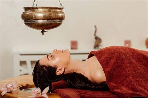 아유르베다 절차 중에 시 로드 라 선박에 누워 있는 여자의 측면도 아유르베다에 대한 스톡 사진 및 기타 이미지 아유르베다