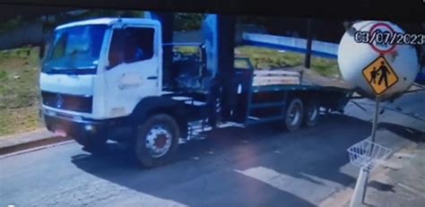 Impressionante Tanque Se Solta De Caminhão E Rola Rua Abaixo Vídeo