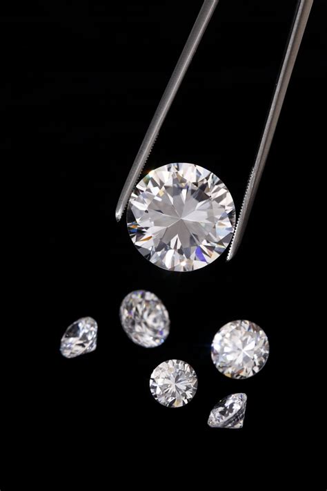 진짜 다이아몬드 같다…청혼반지 대세 된 인조 다이아 한국경제