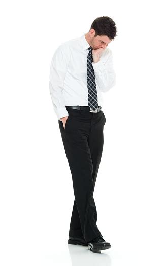 전체 길이한 남자 만사이드 뷰프로필 보기 3039 세 잘 생긴 사람들 백인 남성중간 성인 남자중간 성인 비즈니스 사람턱에 손을 보여주는 흰색 배경 앞에서 걷는 사업가 슬픔에