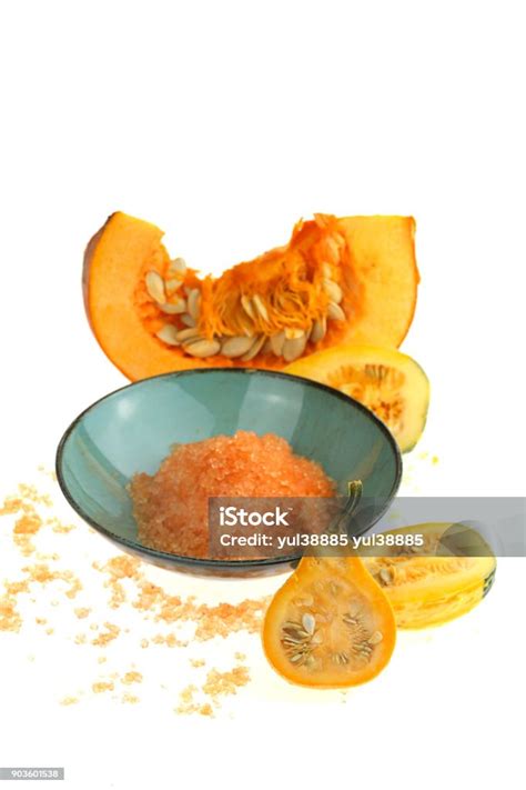 호박 목욕 소금입니다 호박과 화장품 추출합니다 호박과 바다 소금 파란 컵에 흰색 배경에 컷에 호박 추출 개념에 대한 스톡 사진