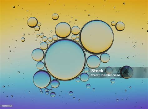 기름 거품 물에 근접 촬영 콜라겐 에멀젼 흰색 배경에 고립 그림입니다 골드 세럼 방울 건축물에 대한 스톡 벡터 아트 및 기타 이미지 건축물 금 금속 다양 Istock