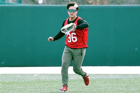 【楽天】訳ありのサングラス姿で激走 キャンプ1軍スタートの吉納翼「開幕1軍目指して生き残れるように」 Baseball Post
