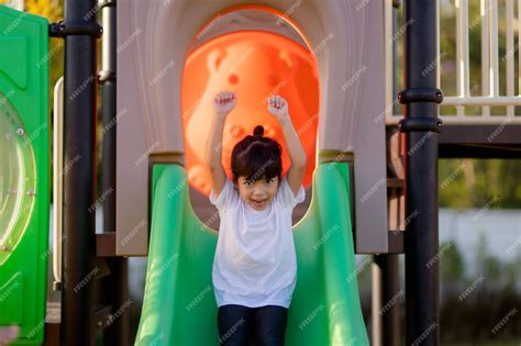 Criança Brincando No Playground Ao Ar Livre Crianças Brincando Na