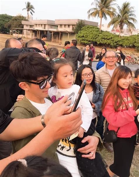 賈靜雯一家四口在高雄度假，遊客偶遇並拍照，波妞奶奶也入鏡 每日頭條