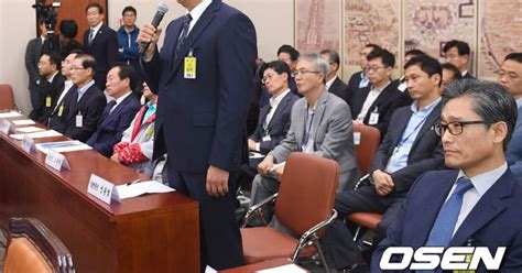 국정감사 참석해 답변하는 선동열 감독 사진