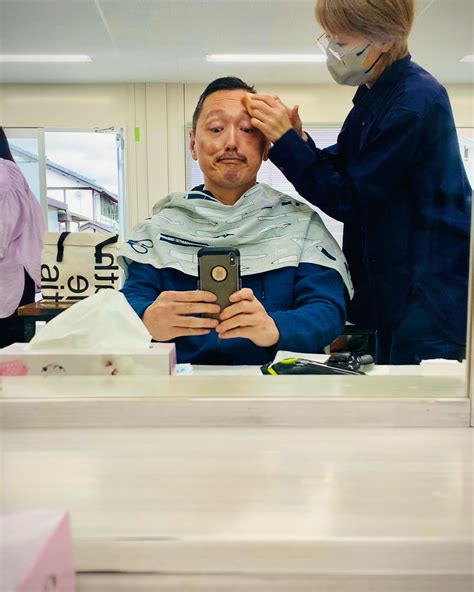 池内 万作 どうもどうも。 そんなわけで久しぶりに俳優業の方を。 昨日は屋外セットで小さな女の子を抱えて30回くらい走ったので軽く筋肉痛ですね。こういう地味に疲れる動作をなんどもやるのが