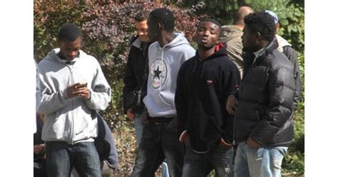 Изведоха с бус пет семейства имигранти от лагера в Ковачевци